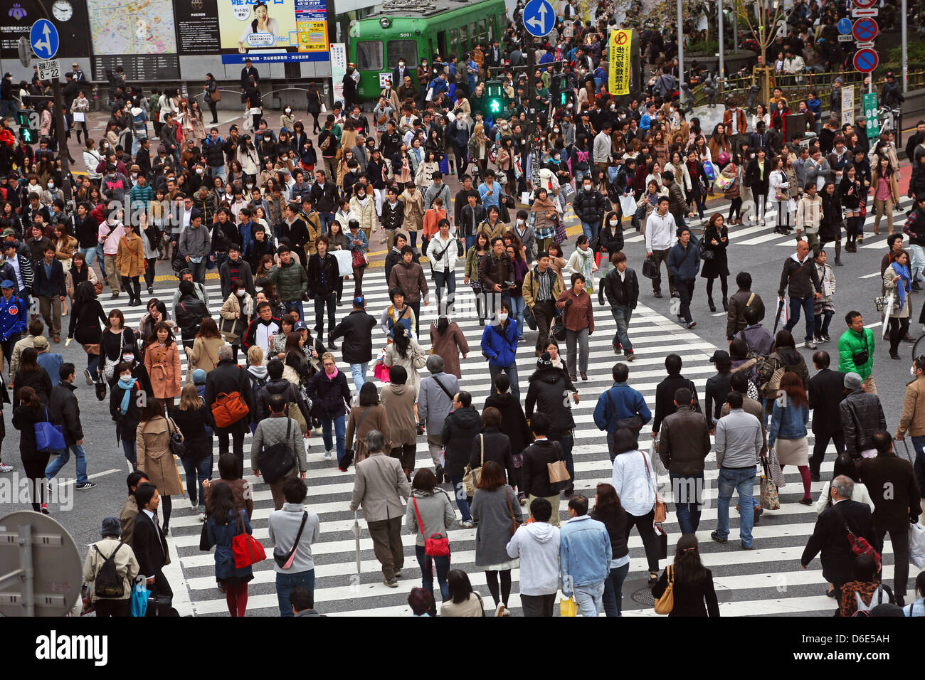 Scène de rue japonais montrant des foules de gens qui traversent la rue ...
