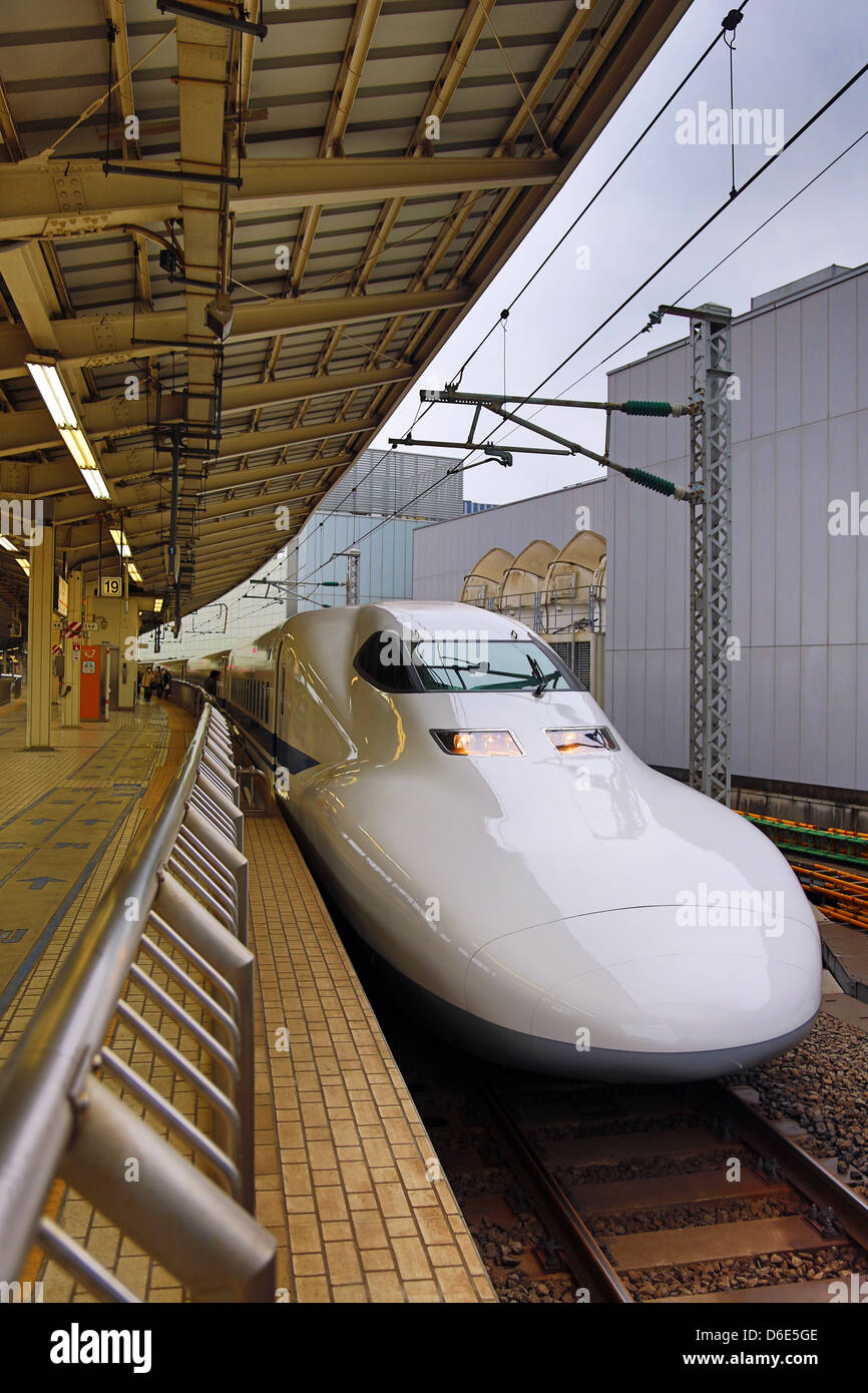 Japonais Shinkansen Bullet train dans la gare de Tokyo, Tokyo, Japon ...