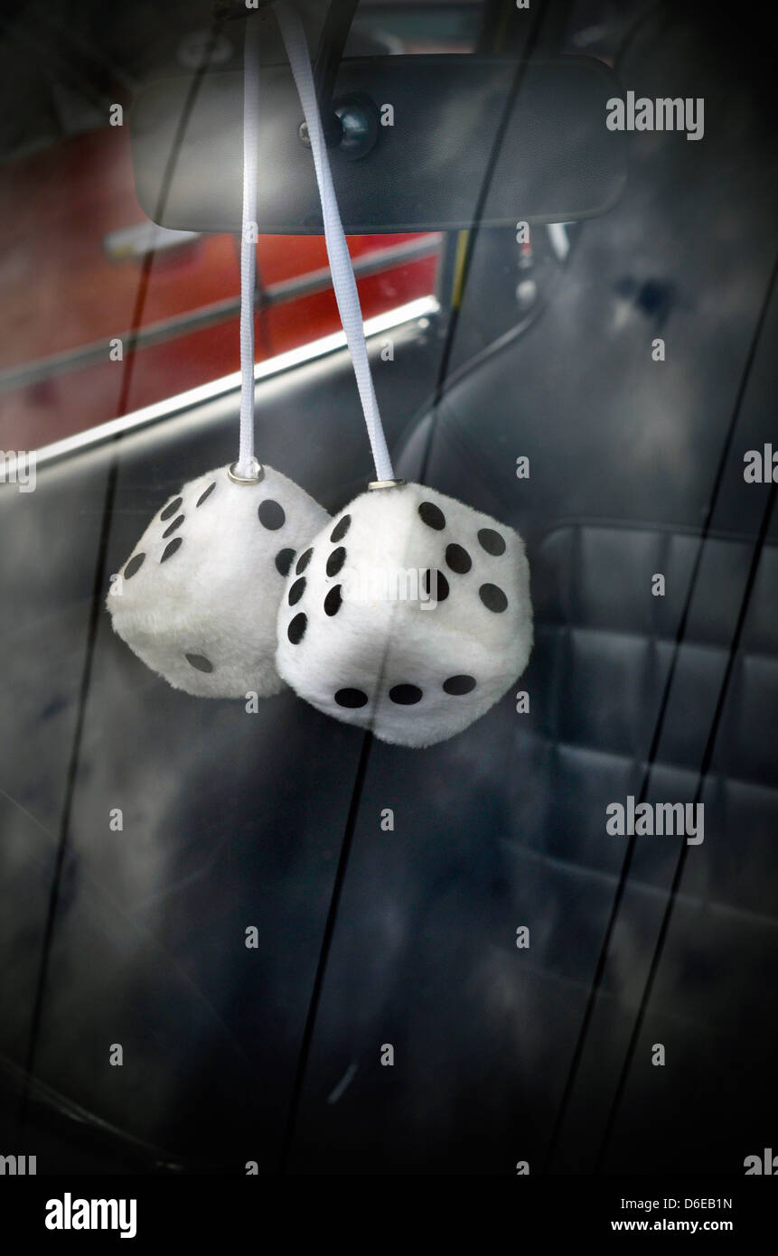 Furry dice Banque de photographies et d’images à haute résolution - Alamy