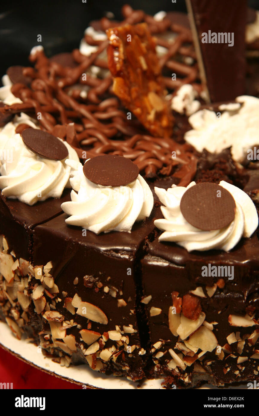 Gâteau au chocolat sur le buffet de desserts d'un navire de croisière ...