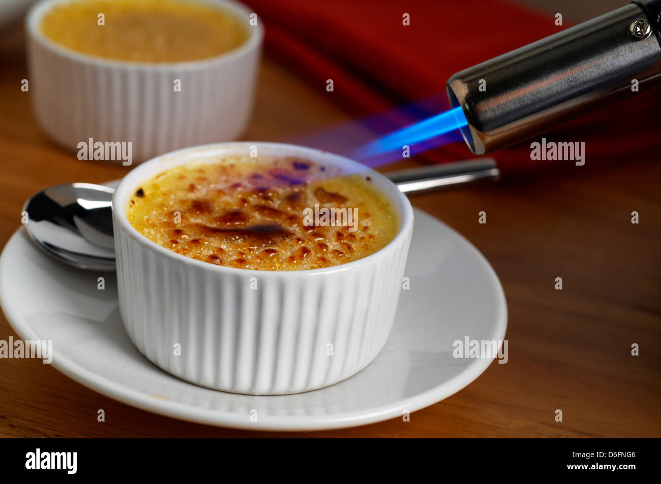 Flan flambé Banque de photographies et d’images à haute résolution - Alamy