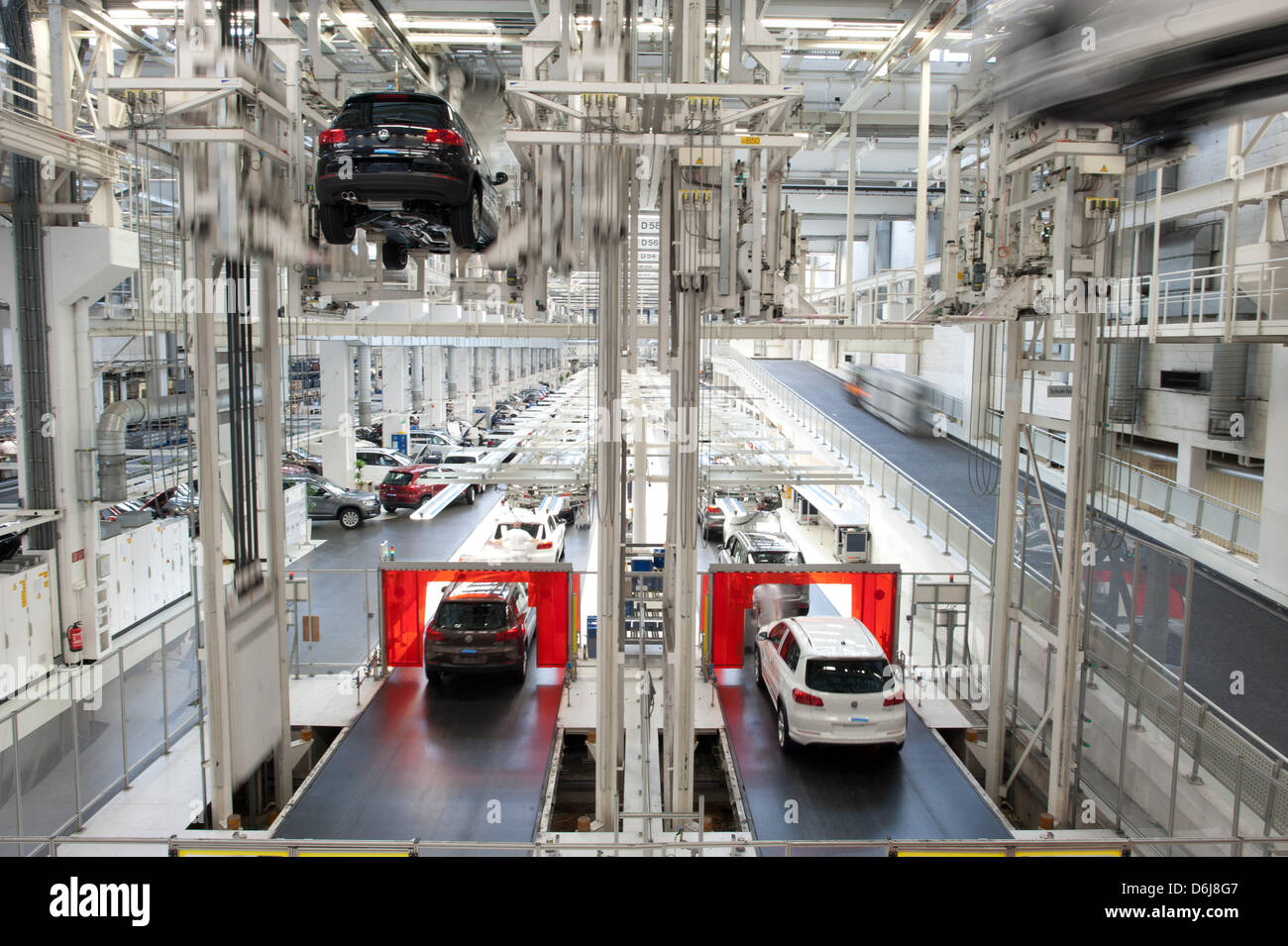 Volkswagen car factory production line Banque de photographies et d ...