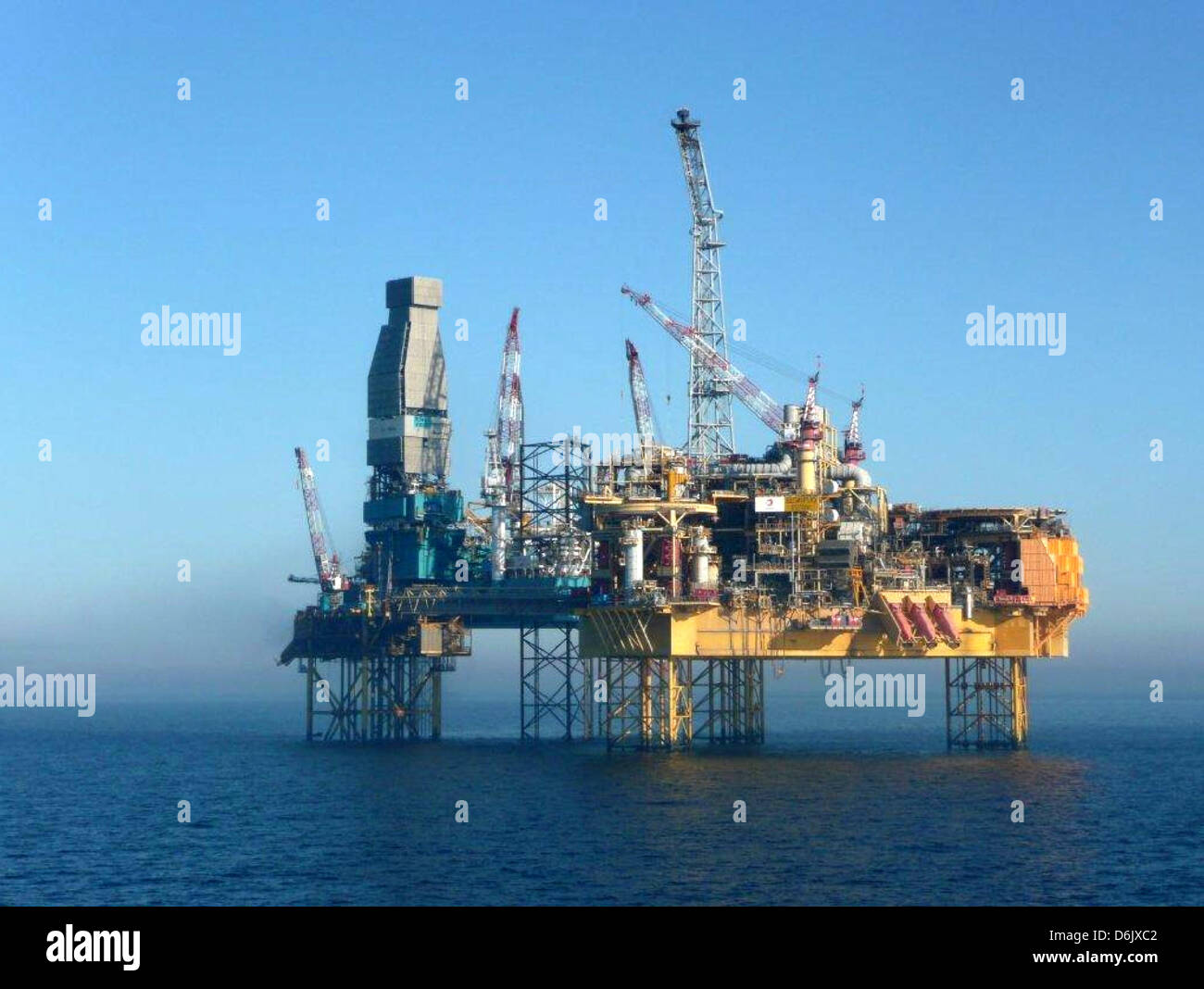 Total oil platform Banque de photographies et d’images à haute ...