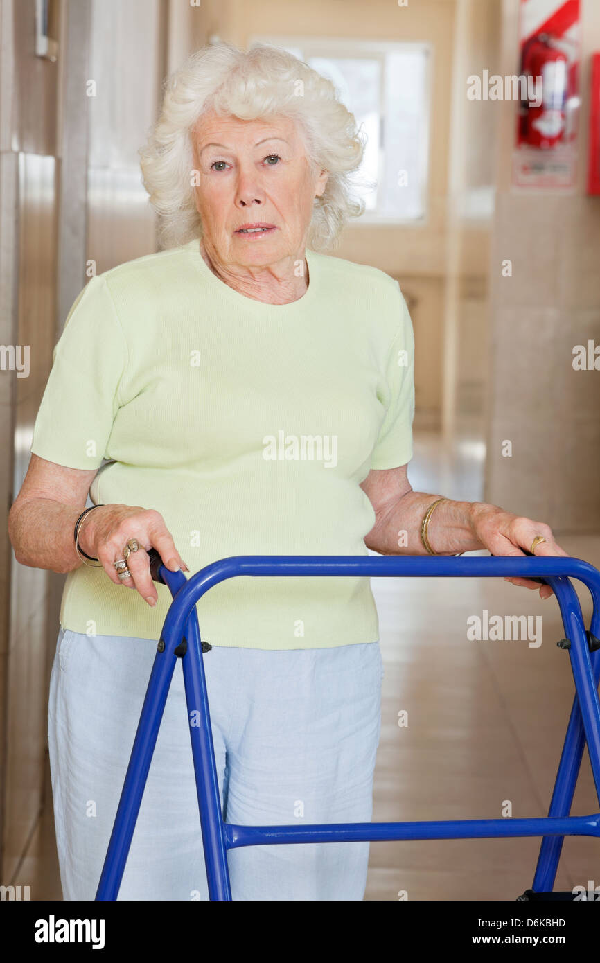 Man using zimmer frame Banque de photographies et d’images à haute ...