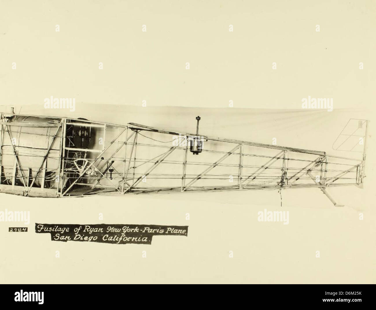 Cette image montre un cadre de fuselage d'avion découvert, un élément ...