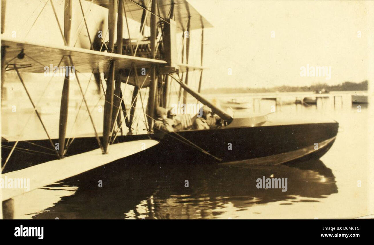 Une photo historique d'un hydravion triplan, un design d'avion innovant ...