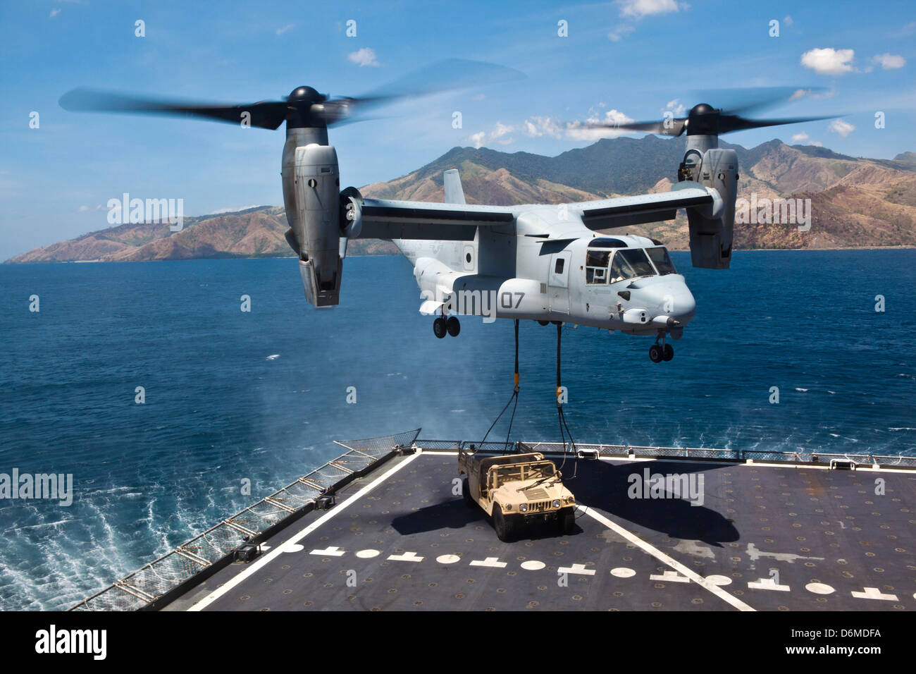 Un US Marine Corps MV-22B Osprey soulève une jeep Humvee à partir du ...