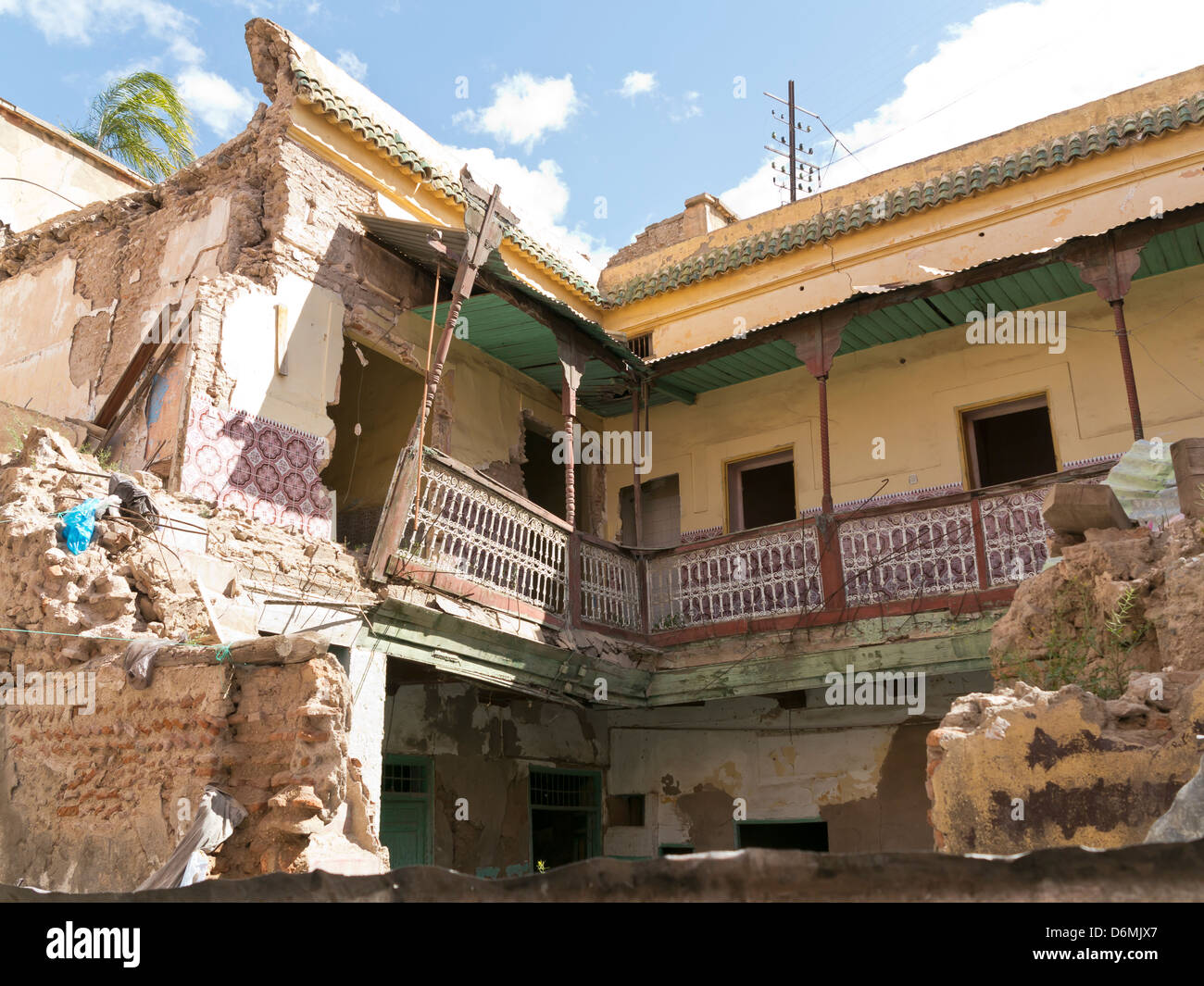 Cour intérieure en décomposition de riad à Marrakech , Maroc , Afrique ...
