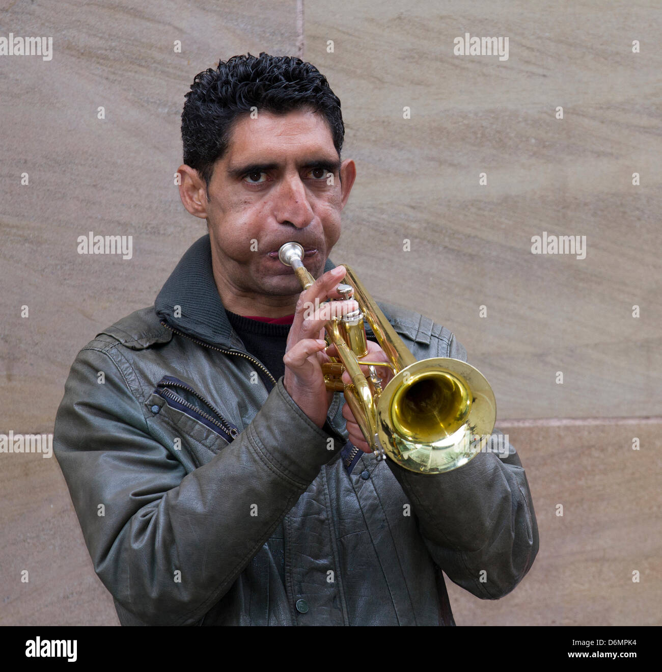 Joue gonflée Banque de photographies et d’images à haute résolution - Alamy