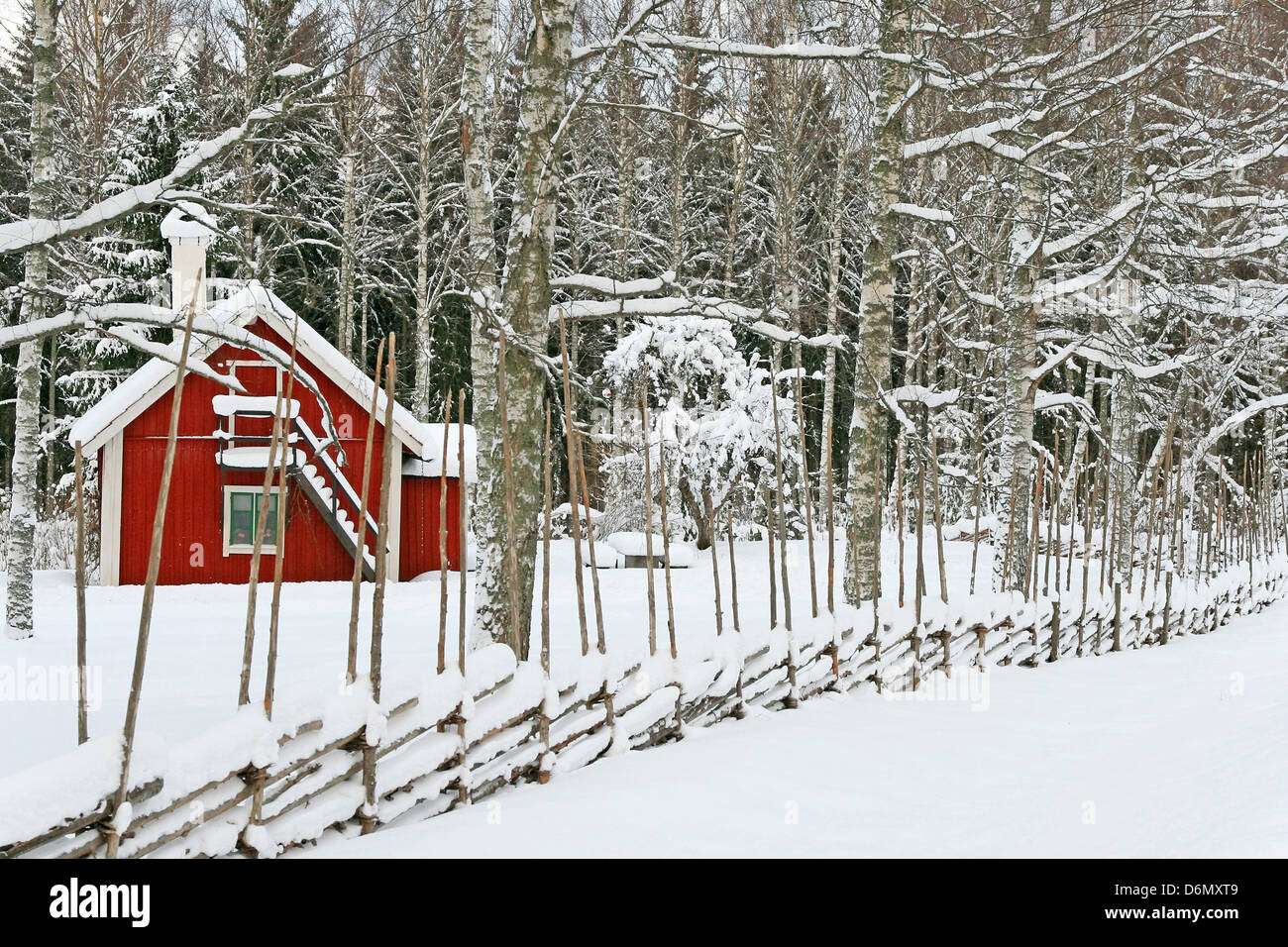 Petite maison peinte en rouge traditionnelle suédoise et marron ...