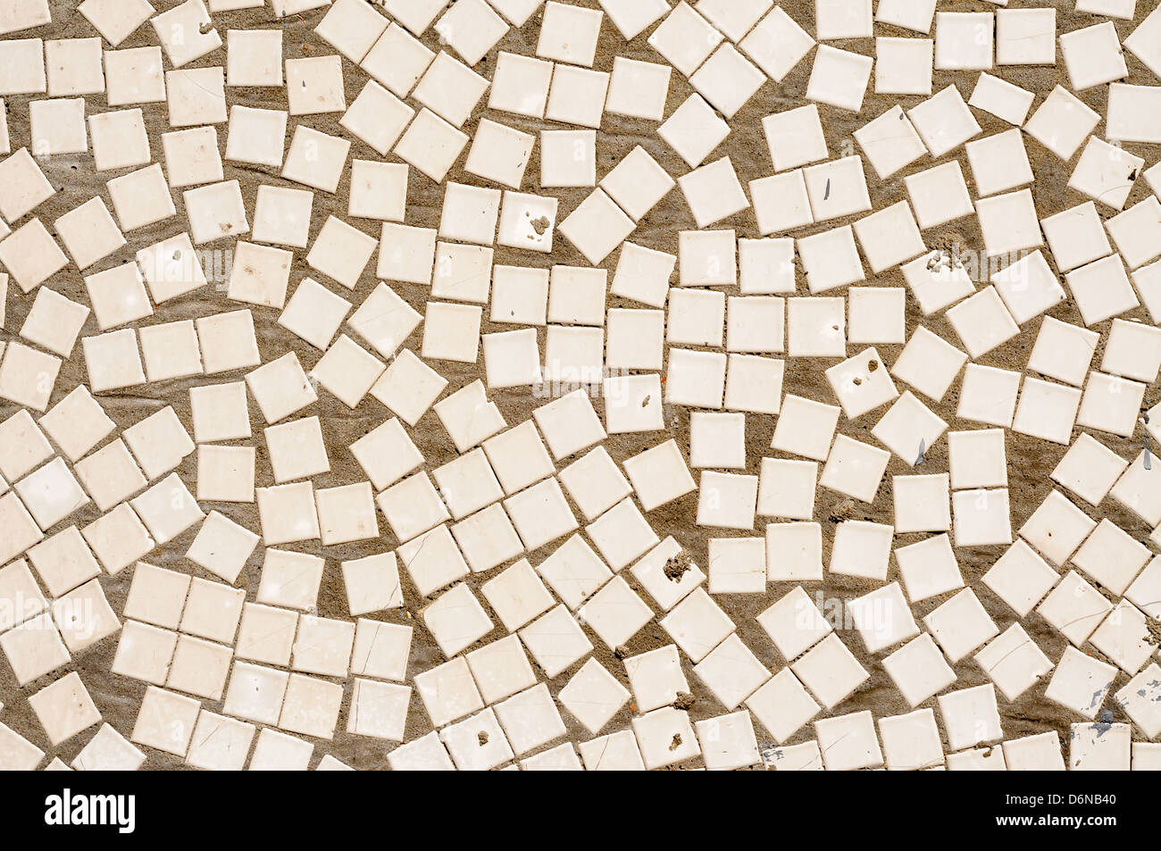 Une mosaïque irrégulière texture mur avec du carrelage blanc Photo ...