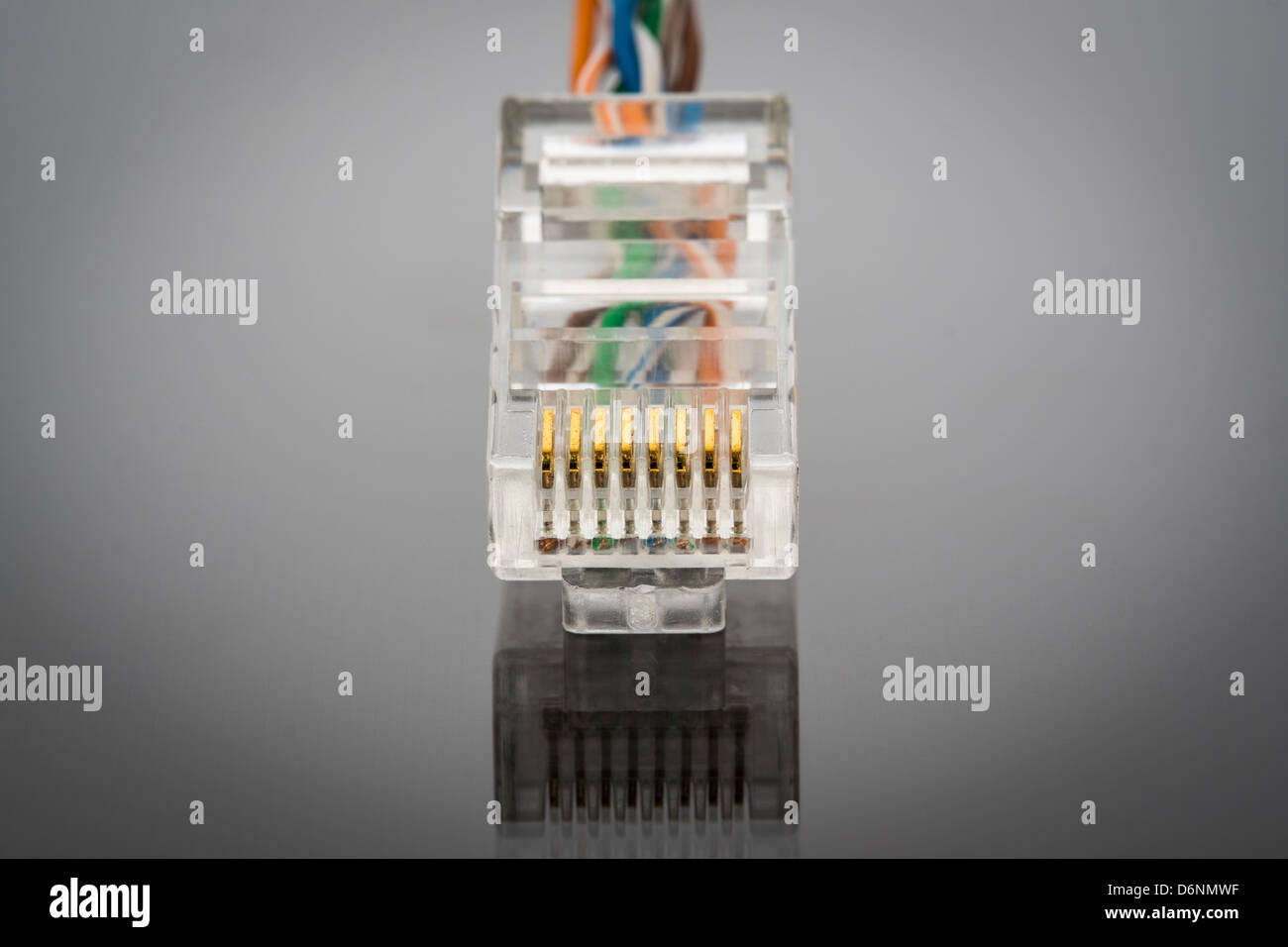Close up de la tête d'un câble Ethernet RJ - 45, montrant le câblage ...