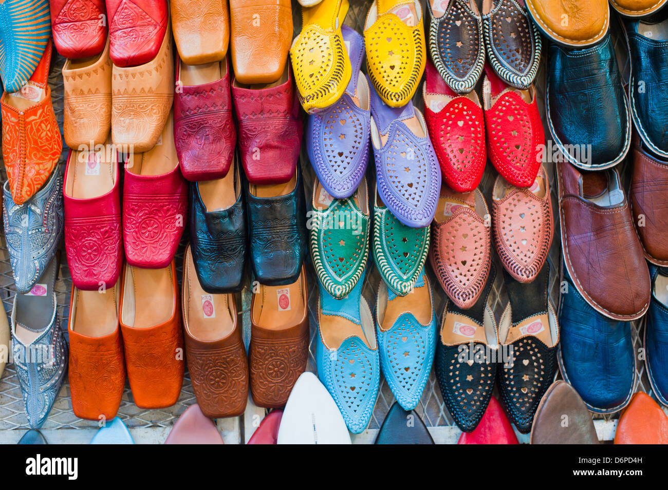 Babouche colorée (mens Chaussons en cuir) dans les souks de Marrakech ...