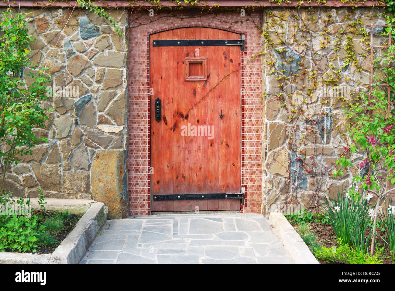 Mur de pierre porte rouge Banque de photographies et d’images à haute ...