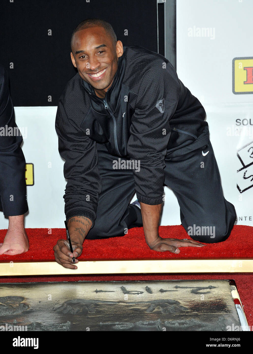 Los Angeles Lakers star, Kobe Bryant, devient le premier athlète à ...