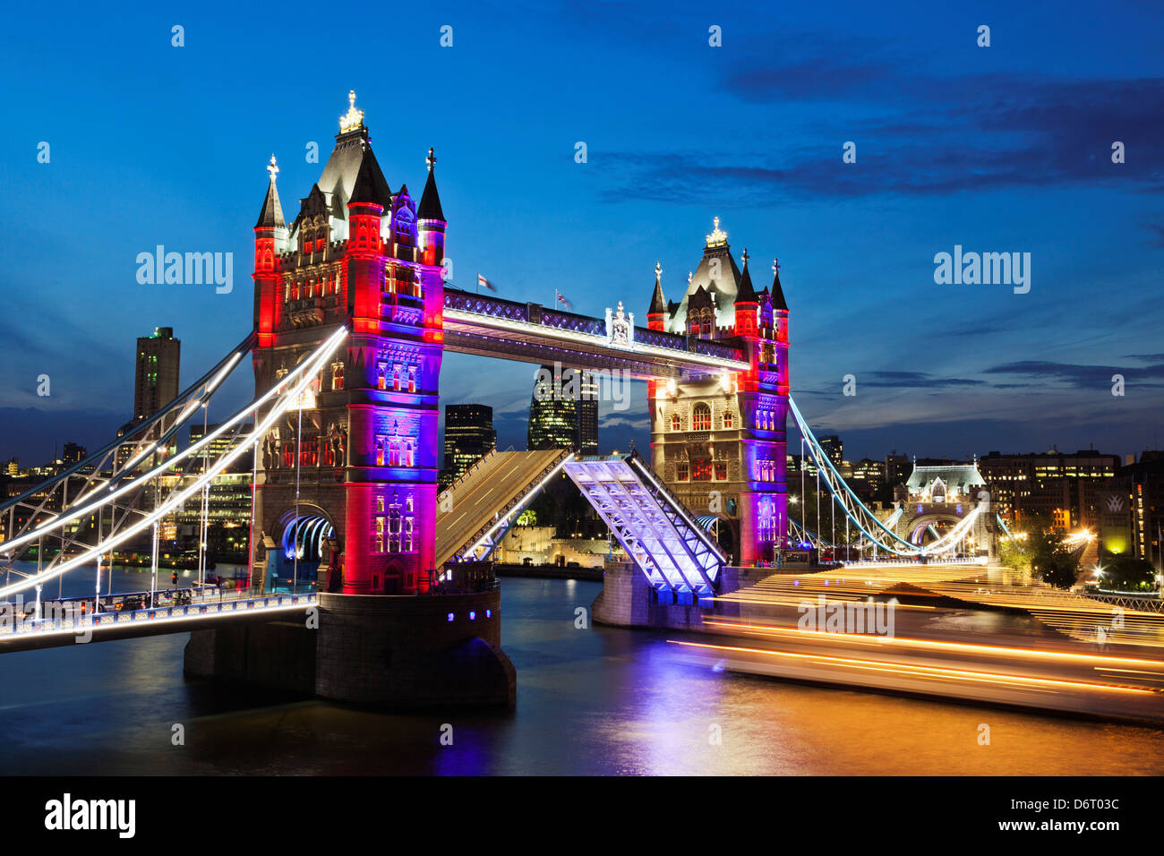 Tower Bridge Opening Banque d'image et photos - Alamy