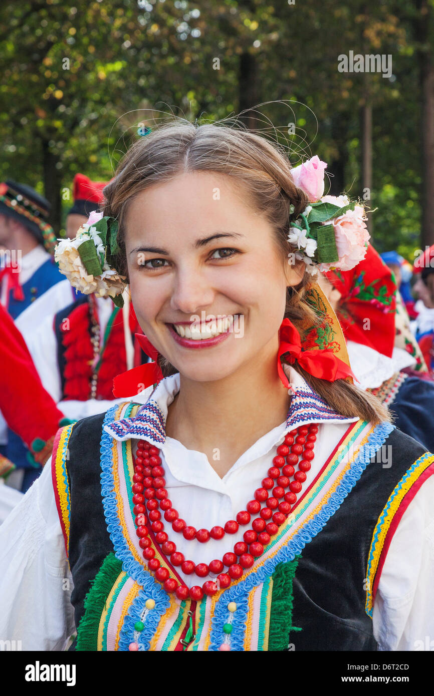 Woman smiling in Costume National traditionnelle polonaise, Pologne ...