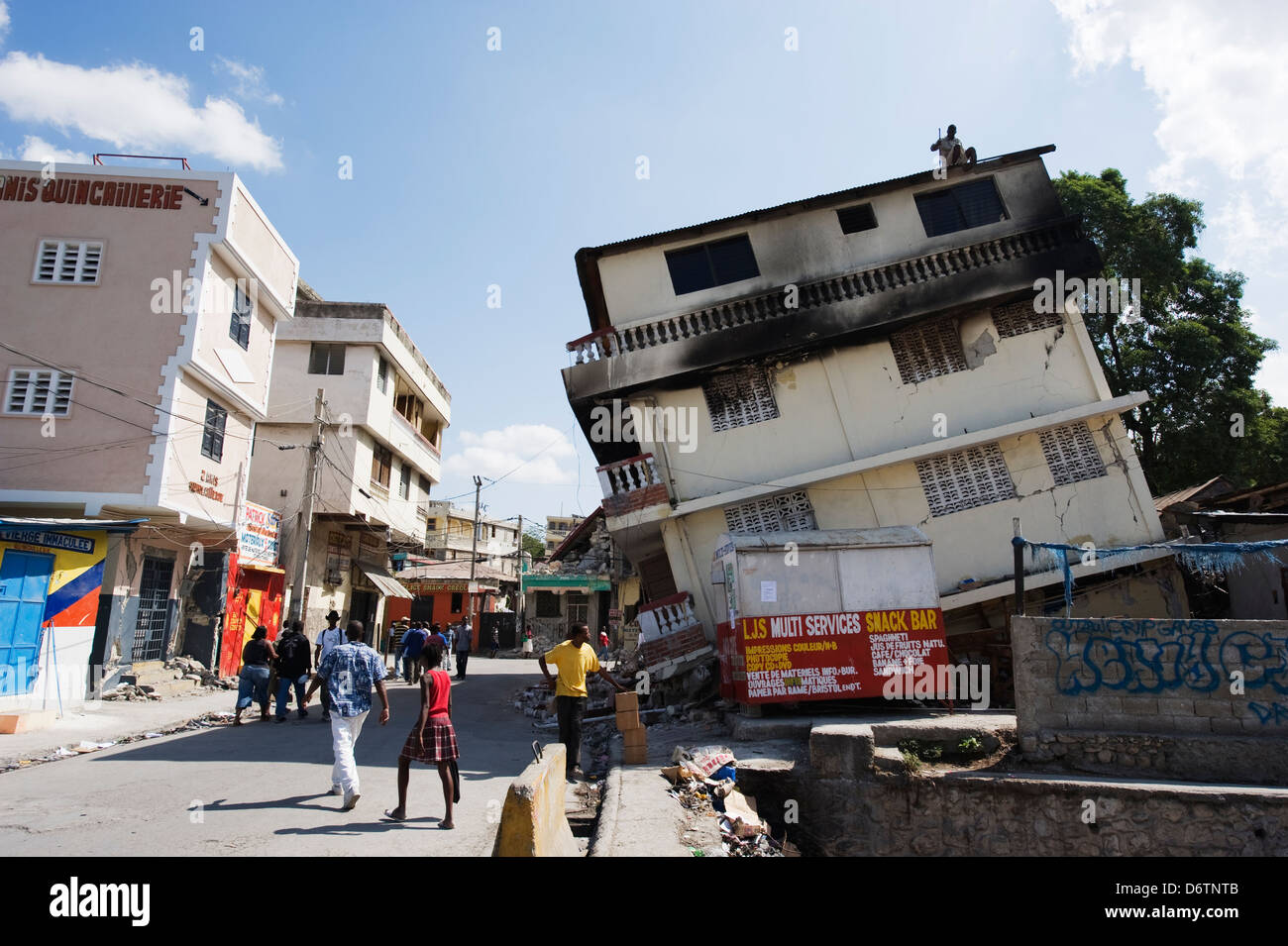 Dégâts causés par le séisme de janvier 2010, Port-au-Prince, Haïti ...