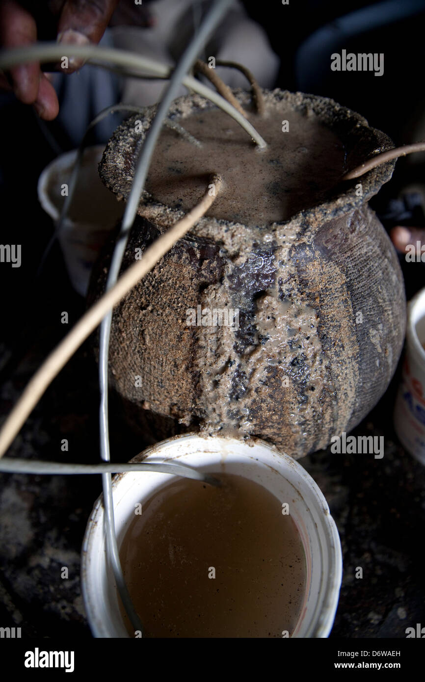 Kenyan drinking culture Banque de photographies et d’images à haute ...