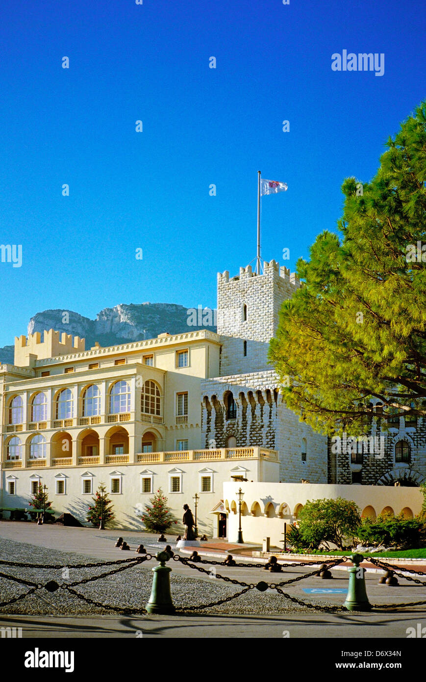 Le drapeau de la maison royale de Grimaldi survole le palace à Monte ...