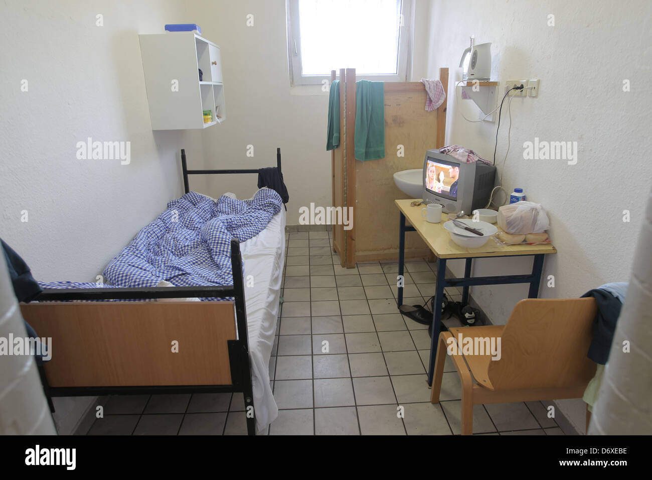 Tv in prison cell Banque de photographies et d’images à haute ...