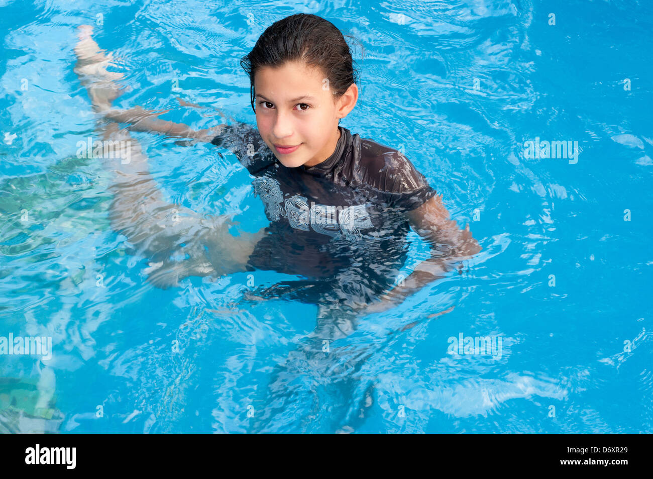 Teenage girl swimming pool Banque de photographies et d’images à haute ...