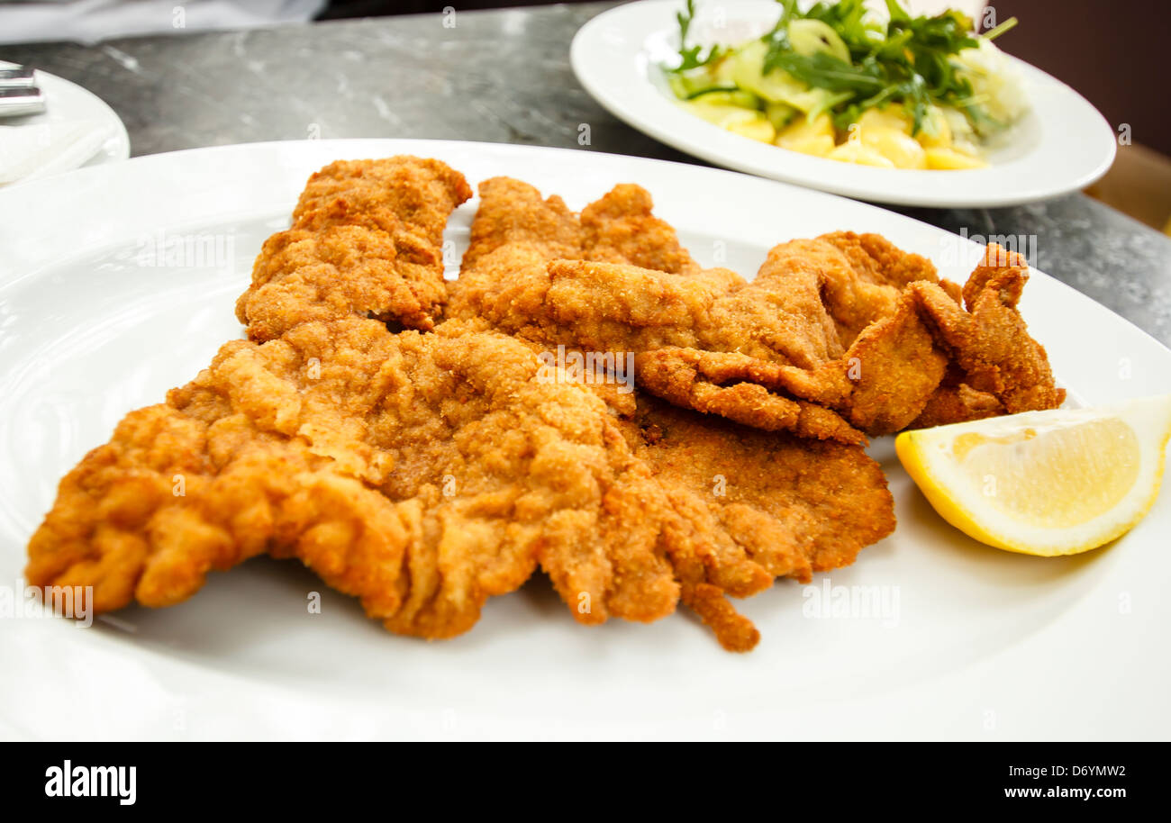 Wiener Schnitzel traditionnel classique, spécialité de la cuisine ...