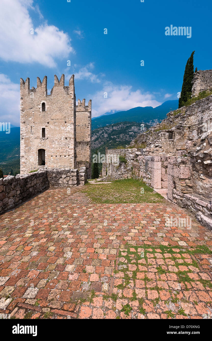 Trentin-haut-Adige Province de Trente Arco de la grande tour du château ...