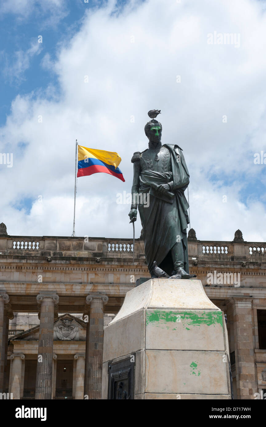 La statue de Simon Bolivar en face de bâtiment du Congrès sur la Plaza ...