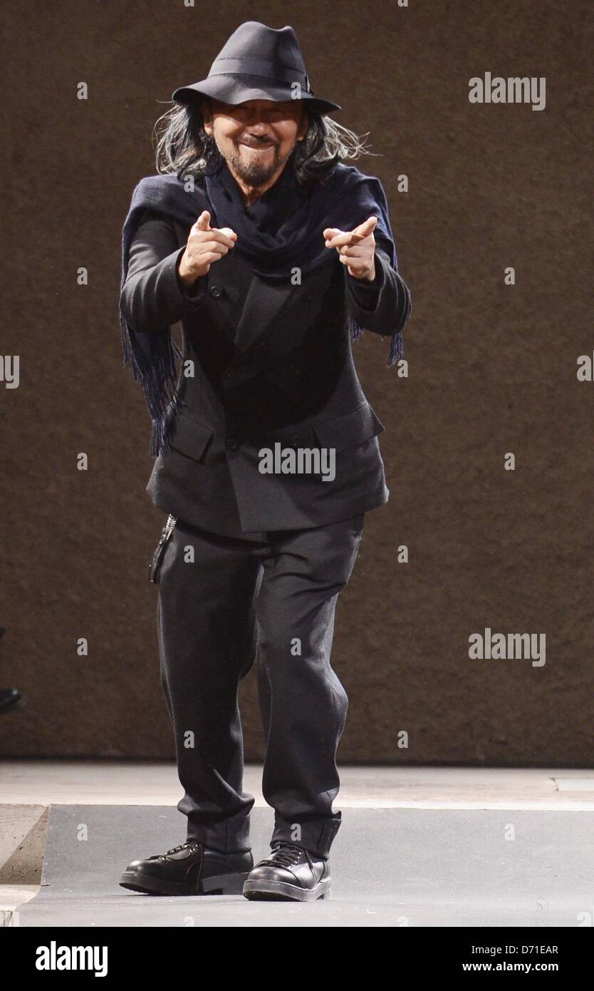 Yohji yamamoto cutting age runway Banque de photographies et d’images à ...