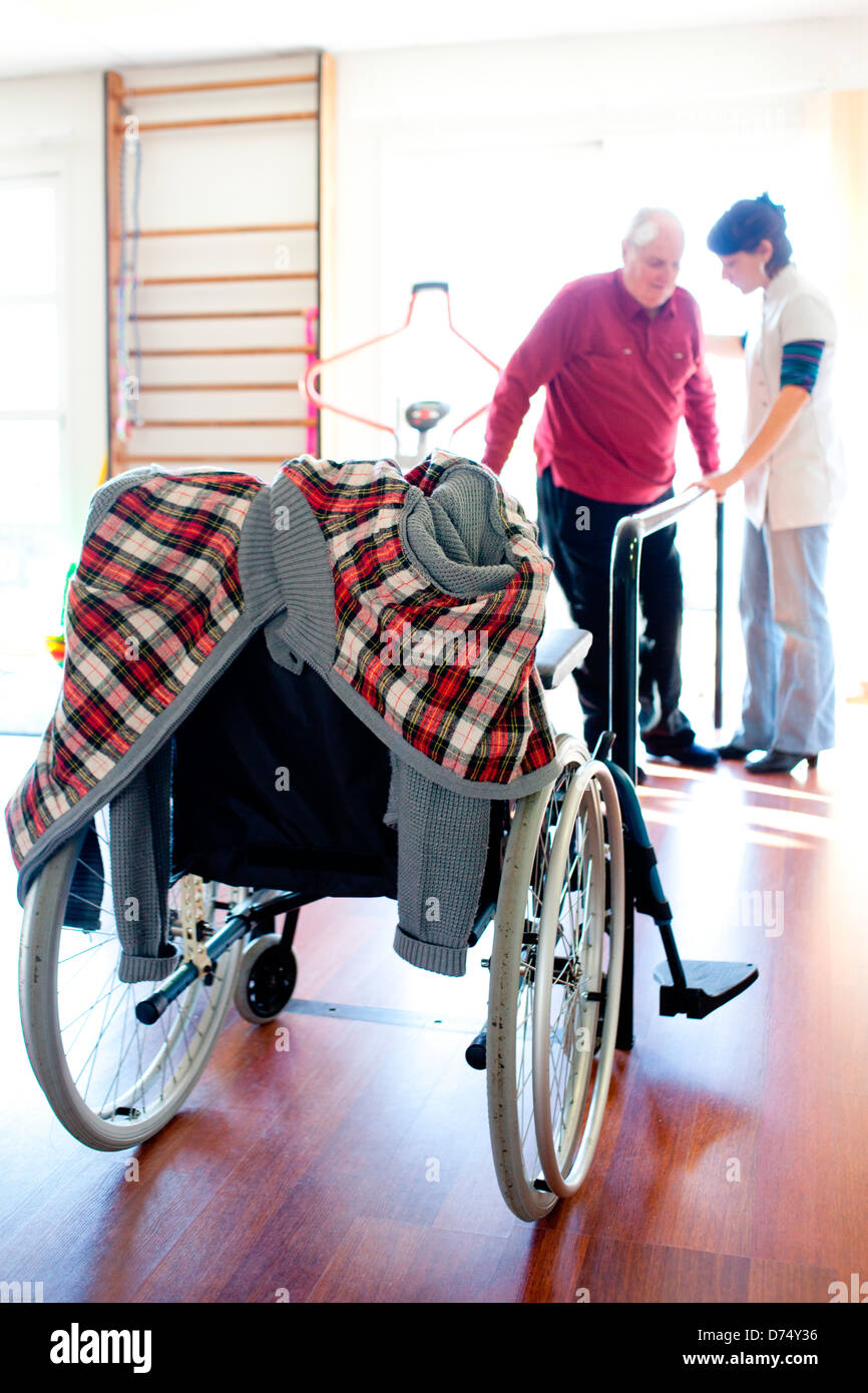 Vieux homme diabétique qui a subi une amputation de la jambe en séance ...