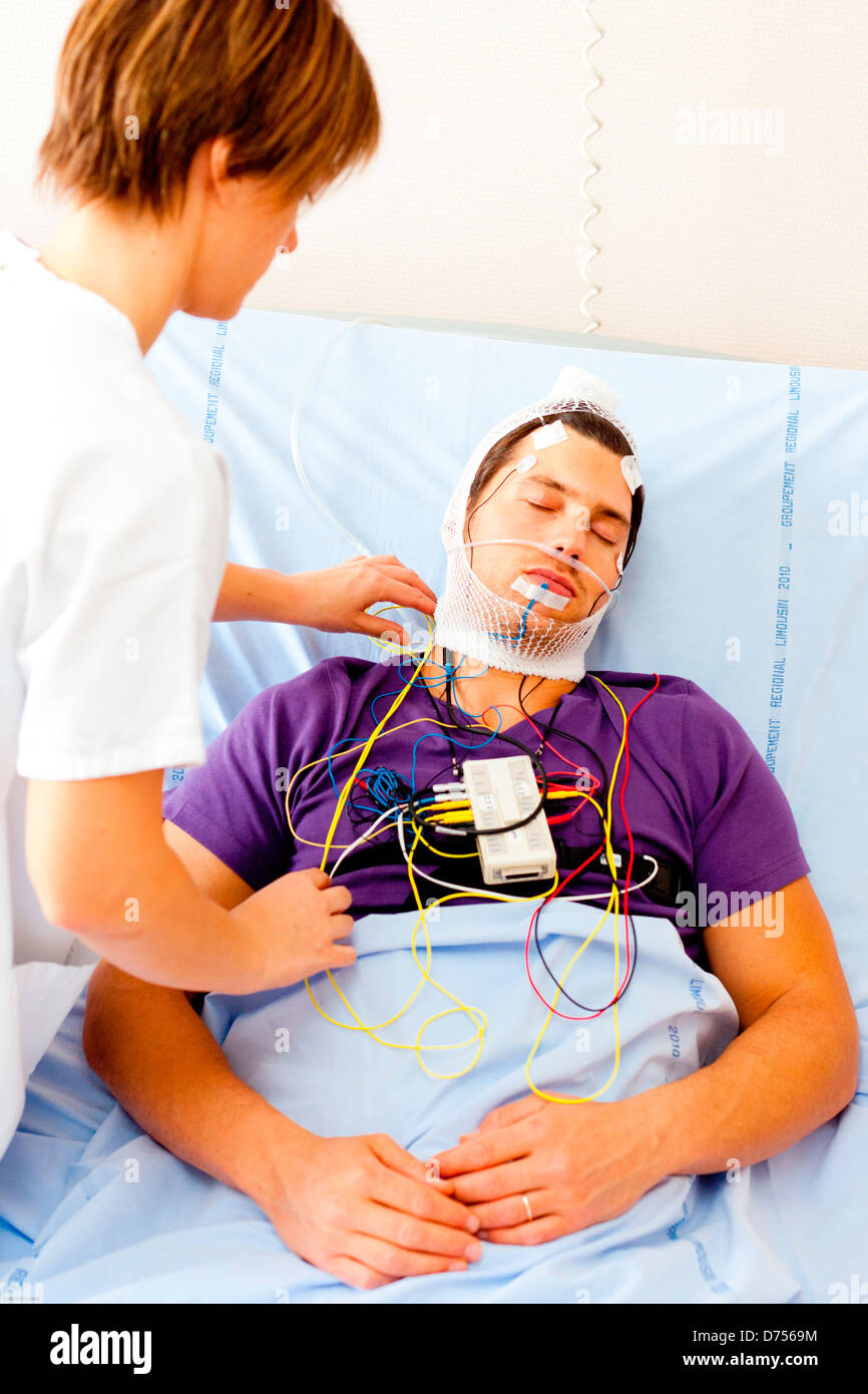 L'homme l'objet d'étude de polysomnographie examen polysomnographiques ...