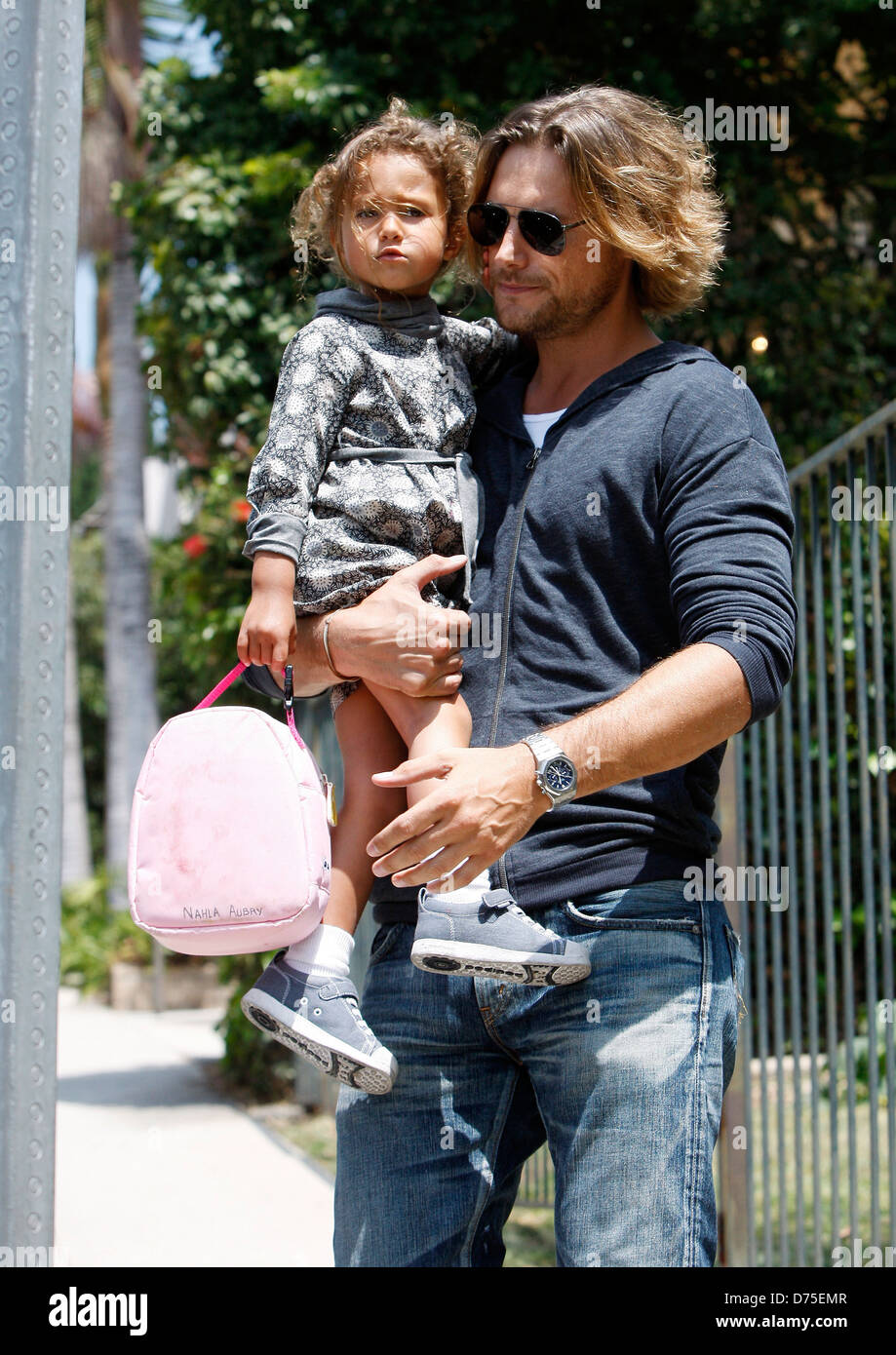 Gabriel Aubry Prend Sa Fille Banque De Photographies Et D Images à
