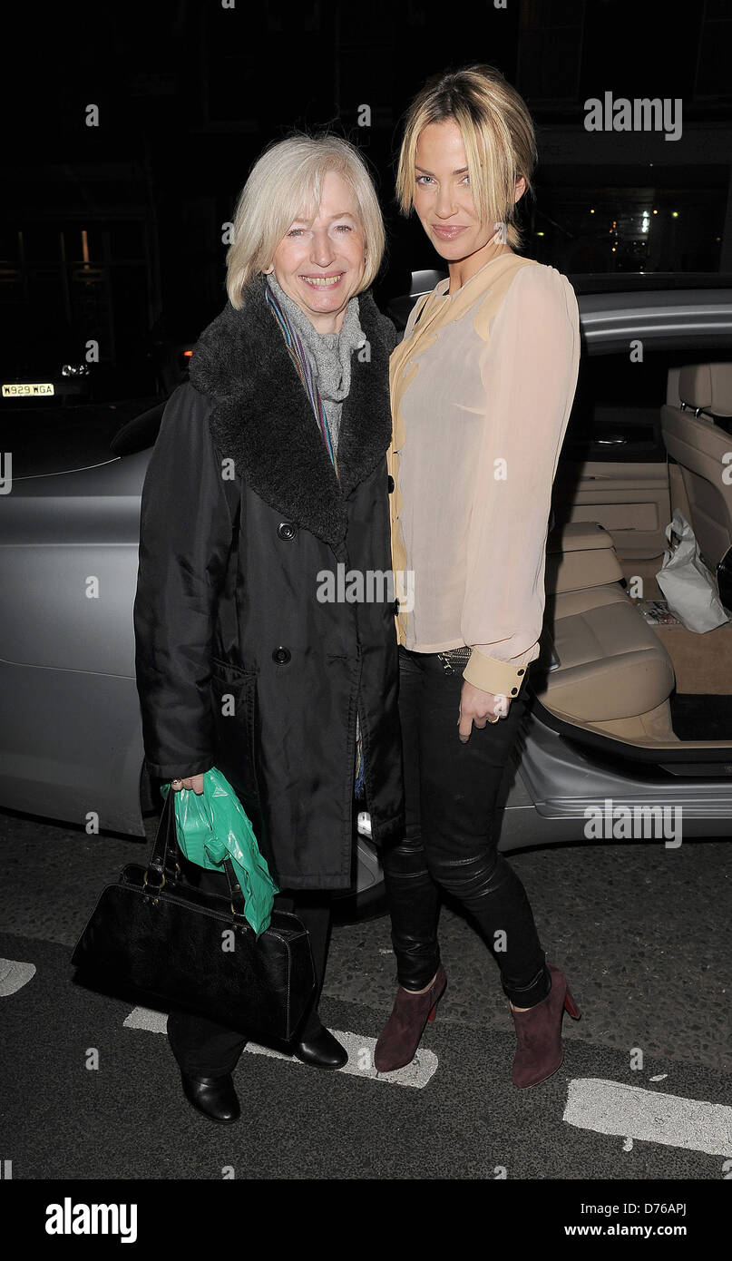 Sarah Harding prend sa mère Marie Hardman pour une fin de nuit dîner au ...