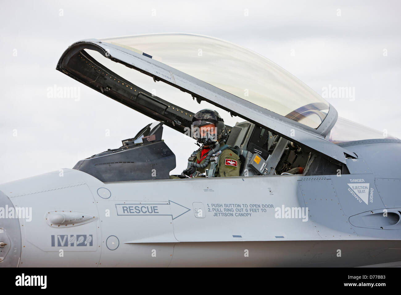 Pilot in cockpit f 16 Banque de photographies et d’images à haute ...