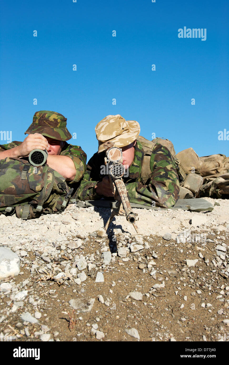 Marine royale britannique visant fusil de sniper sniper en montagne ...