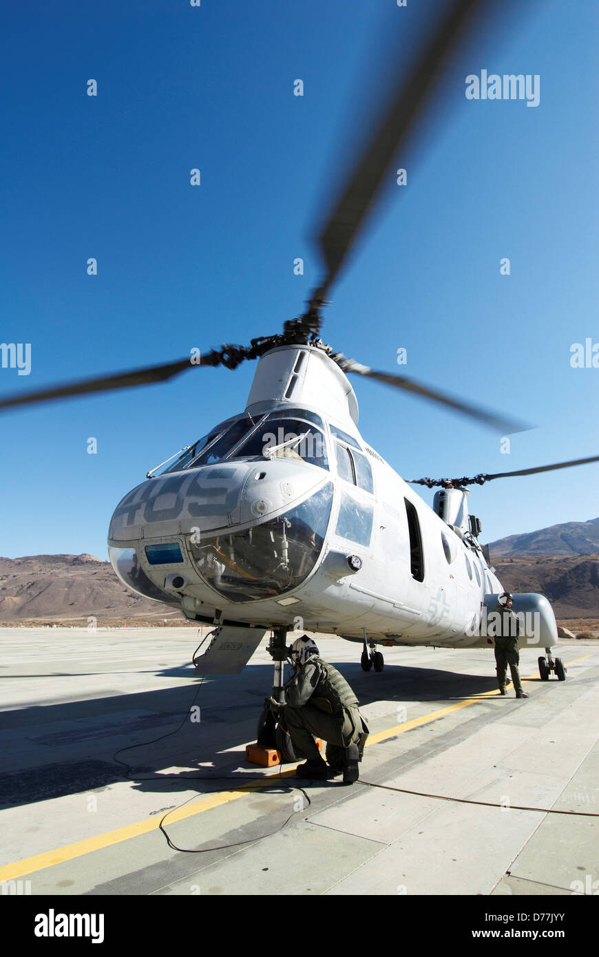 US Marine Corps CH-46 Sea Knight Aviation Marine Corps expéditionnaire Mountain Warfare Training ...