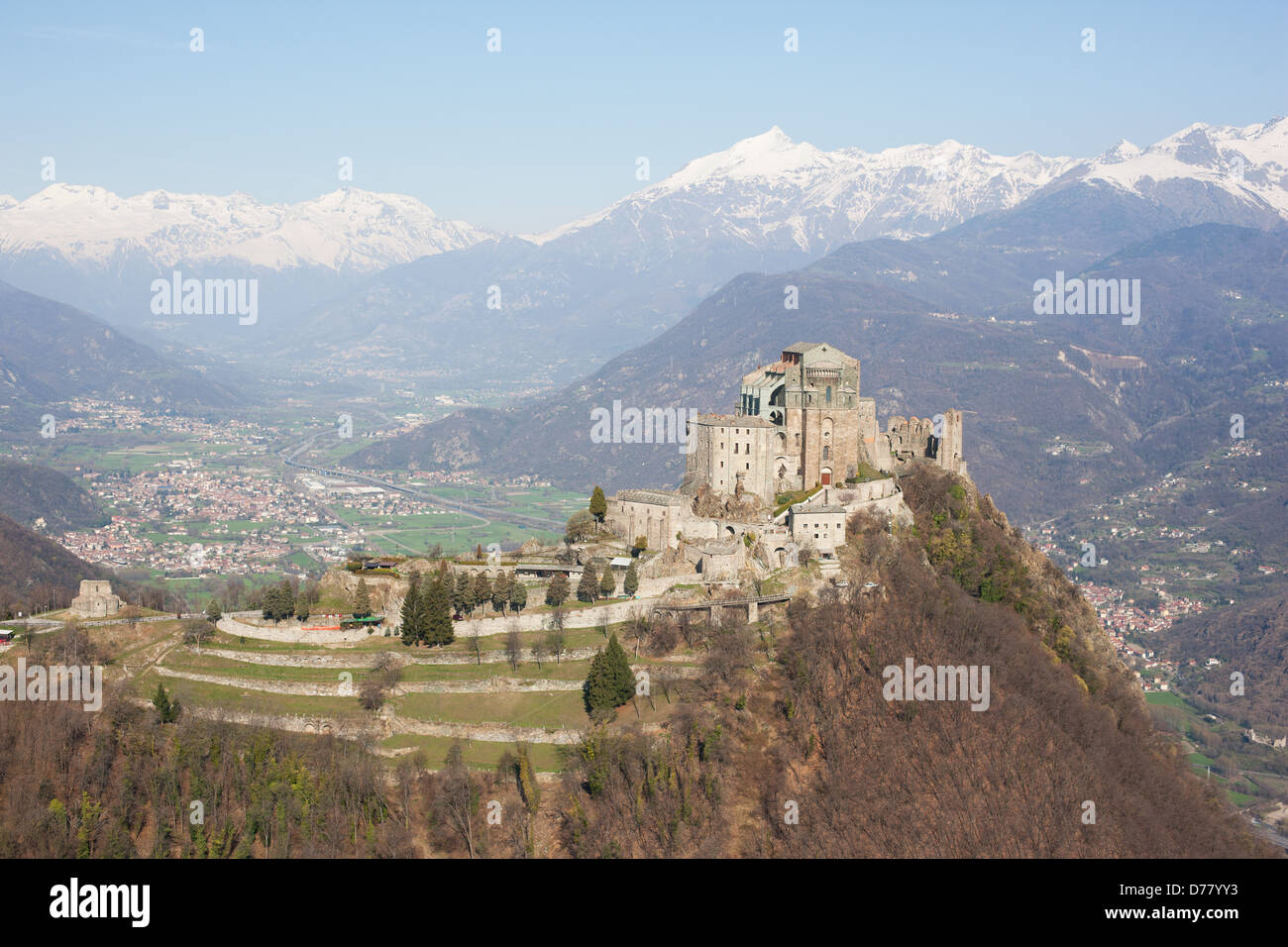 VUE AÉRIENNE.Abbaye sur un promontoire rocheux, au-dessus de la vallée ...