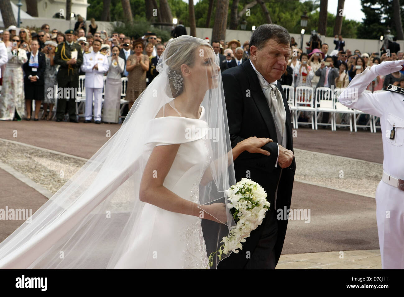 La princesse Charlene de Monaco est accompagnée de son père Michael ...