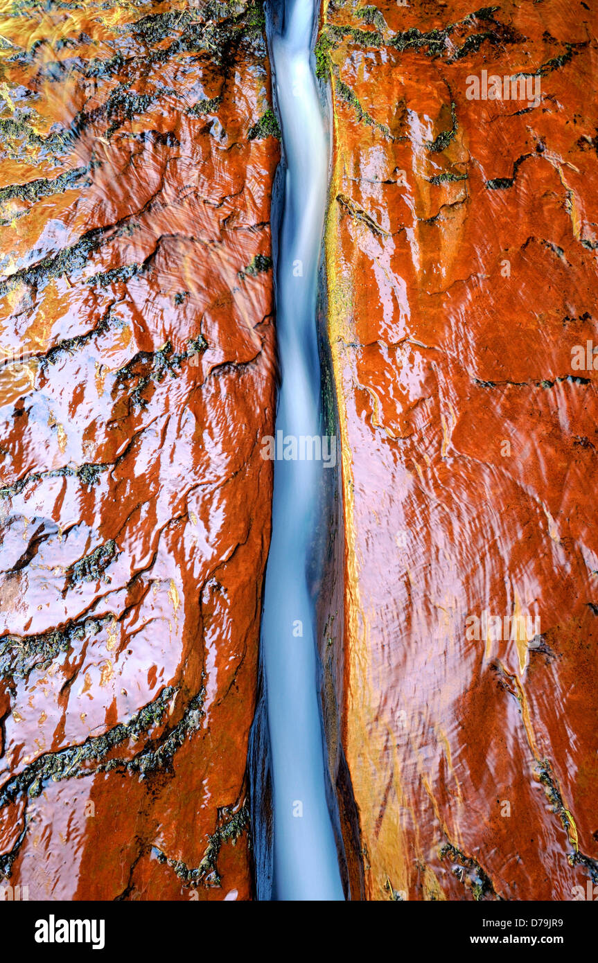 L'eau de la rivière traverse entonnoirs flux canalisée par une fissure ...
