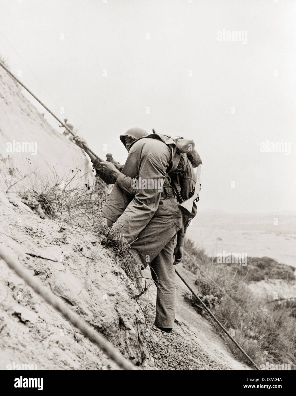 Soldier carrying wounded comrade Banque de photographies et d’images à ...