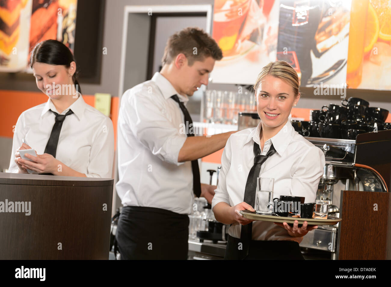 Personnes travaillant dans un bar Banque de photographies et d’images à ...