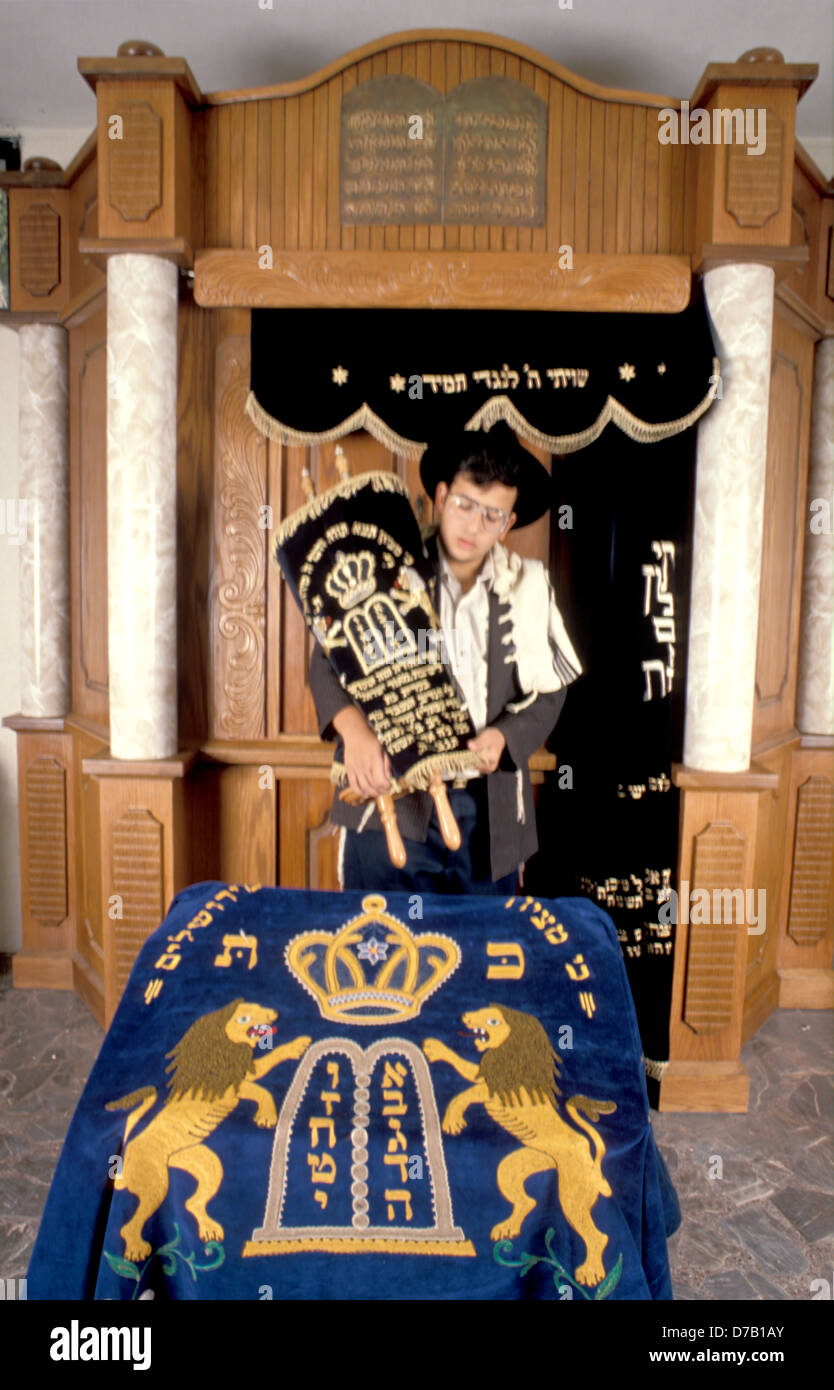 Torah scroll Banque de photographies et d’images à haute résolution - Alamy