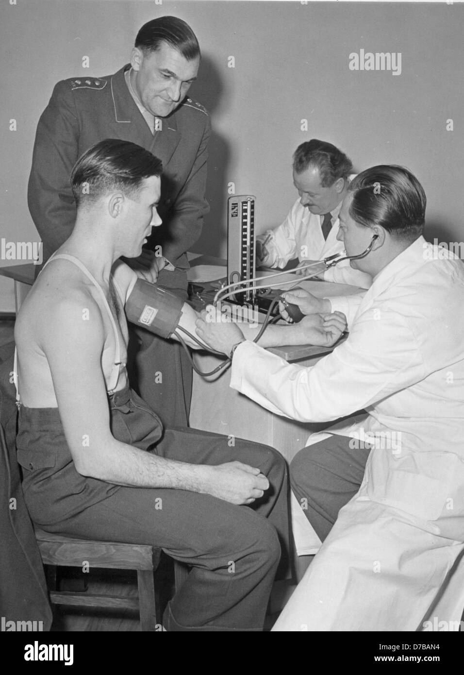 Visite médicale armée Banque de photographies et d’images à haute ...