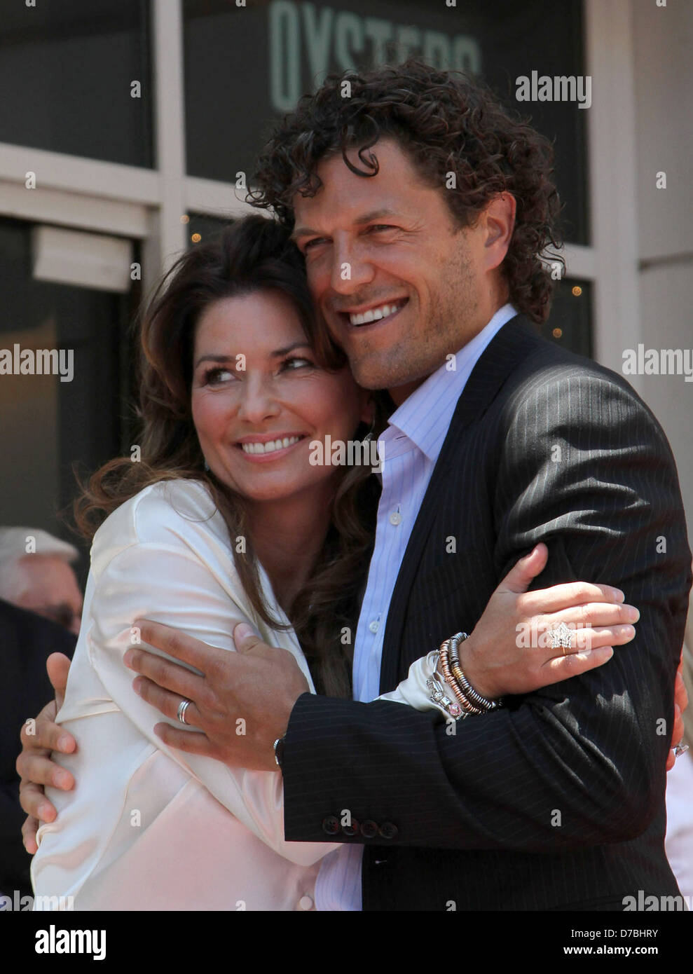 Shania Twain hugs son mari Frederic Nicolas Thiebaud Shania Twain ...