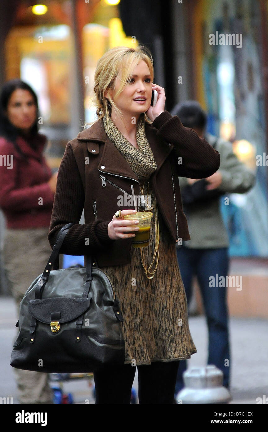 Kaylee reporter conversation sur son portable sur le tournage de ...