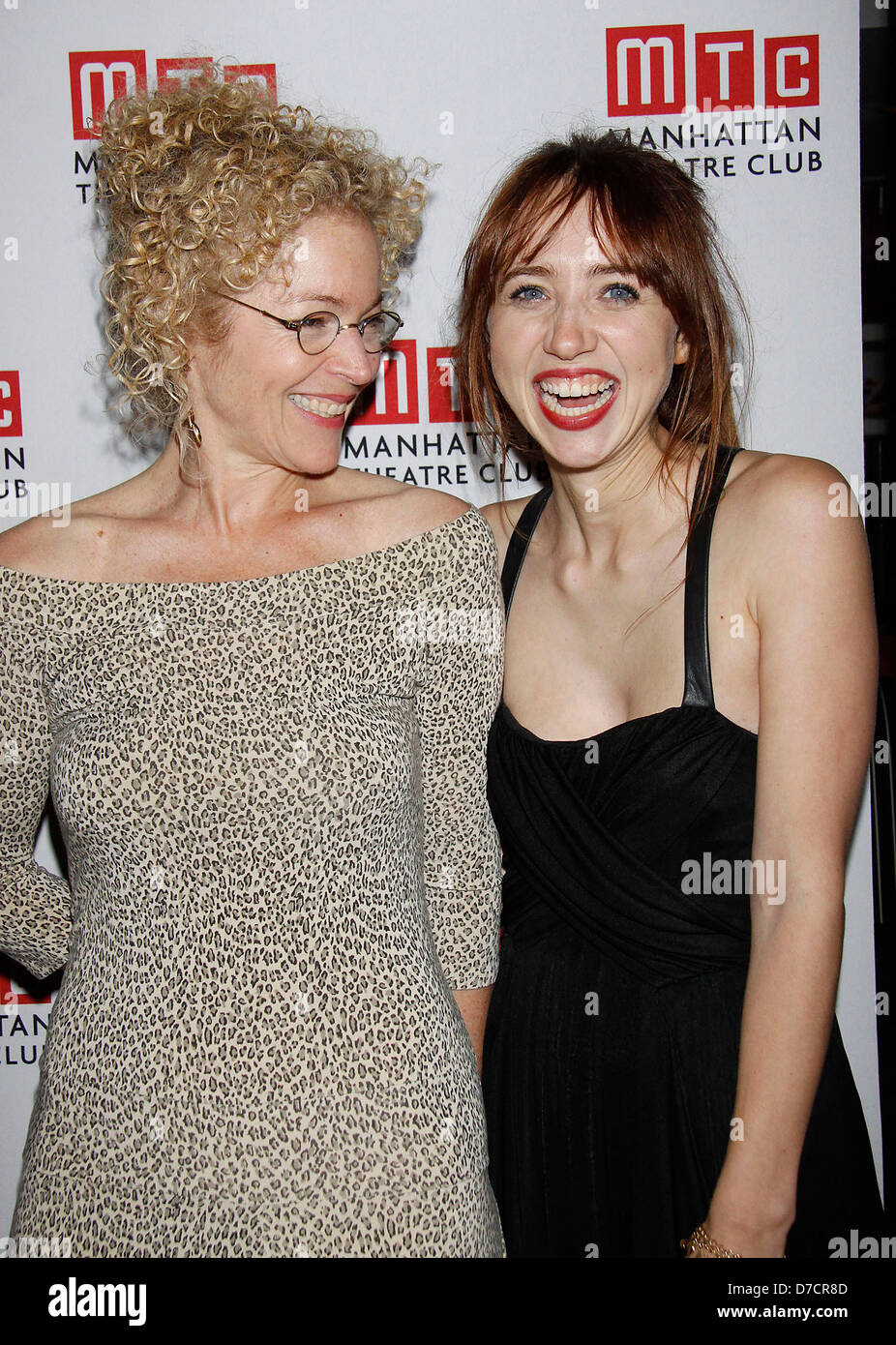 Amy Irving et Zoe Kazan après partie pour la première mondiale de la ...