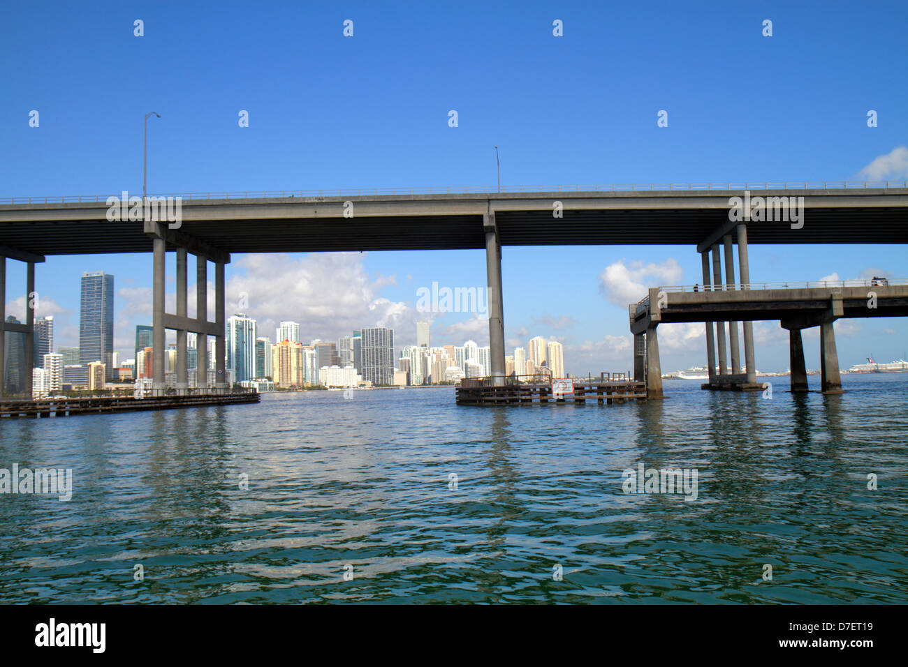 Miami Floride, Biscayne Bay eau, Rickenbacker Causeway, pont, ville ...