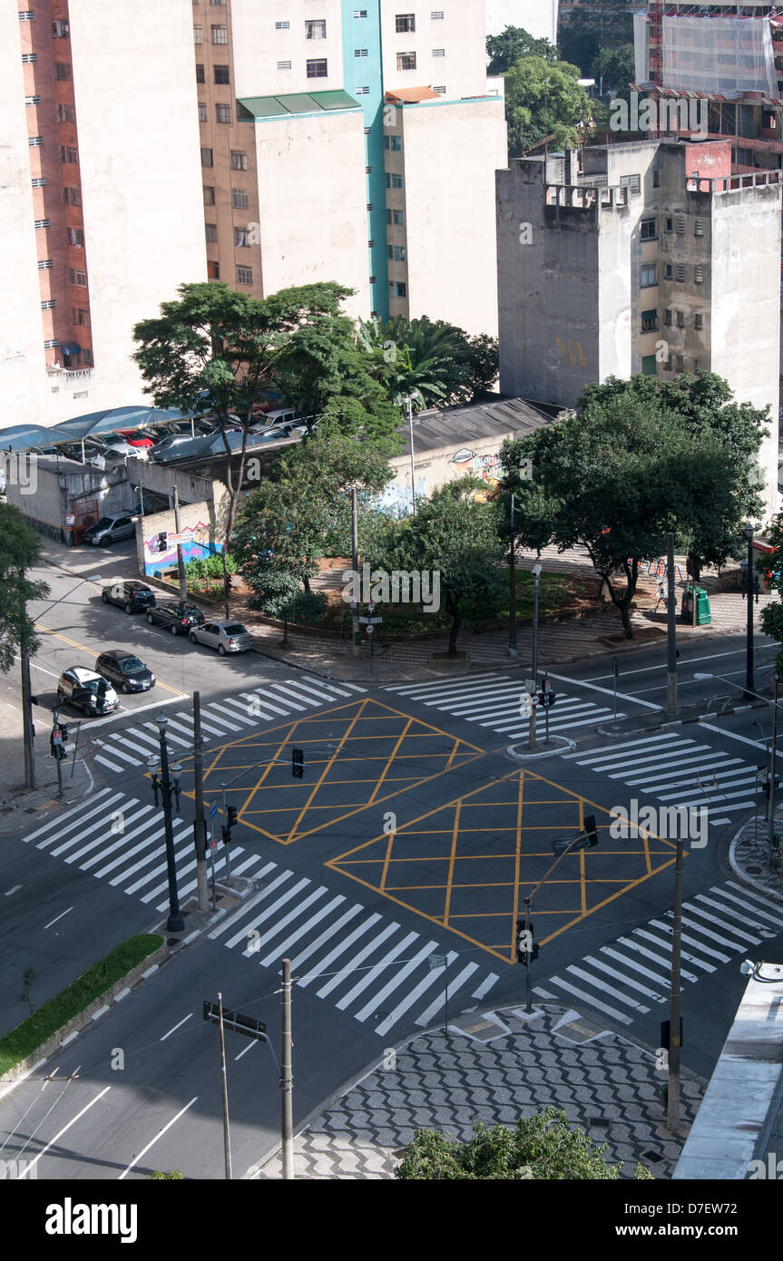 Intersection de la rue au centre-ville de Sao Paulo Photo Stock - Alamy