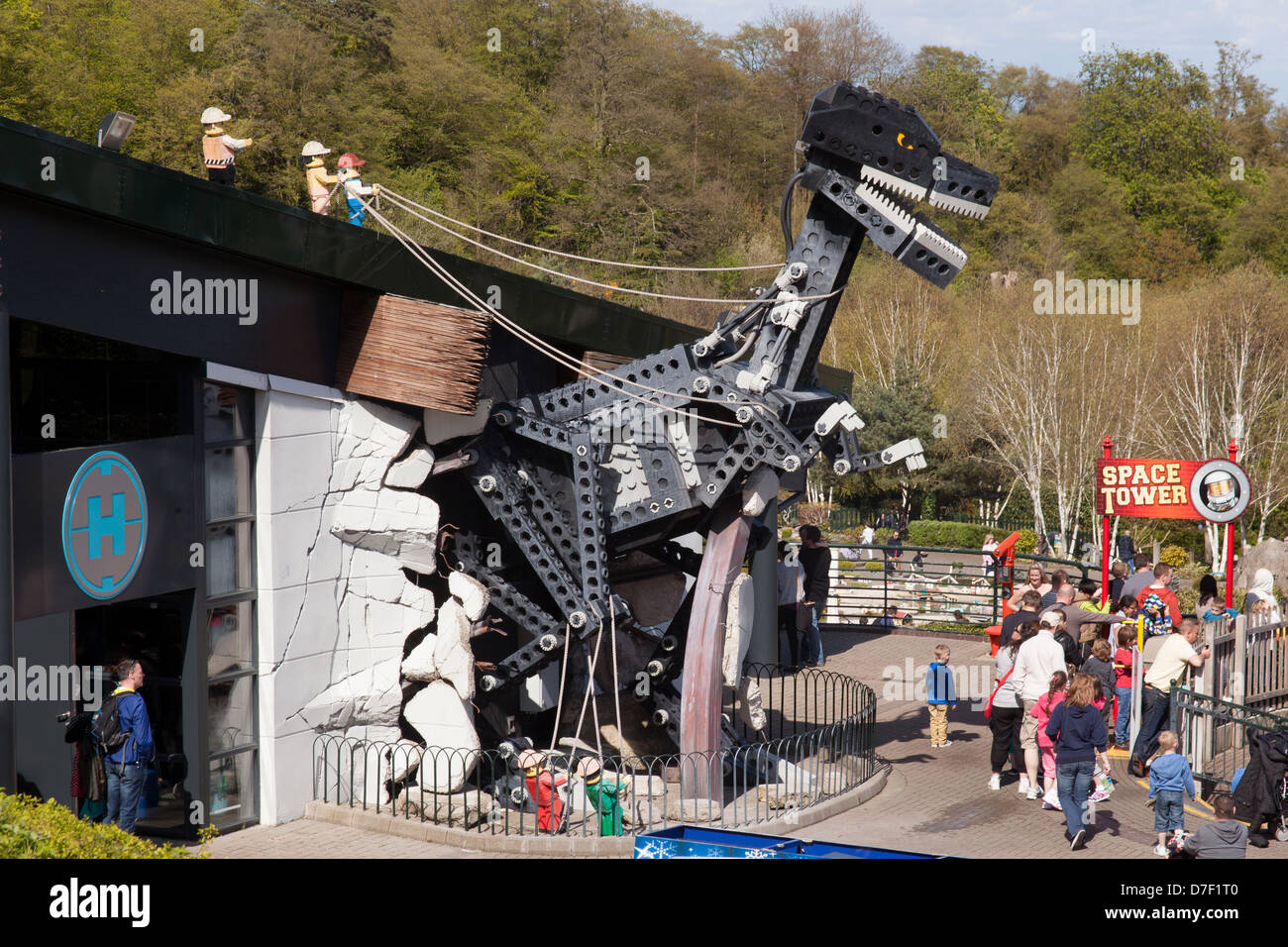 Giant Lego Tyrannosaurus Rex Dinosaur At Legoland Windsor Resort Banque ...
